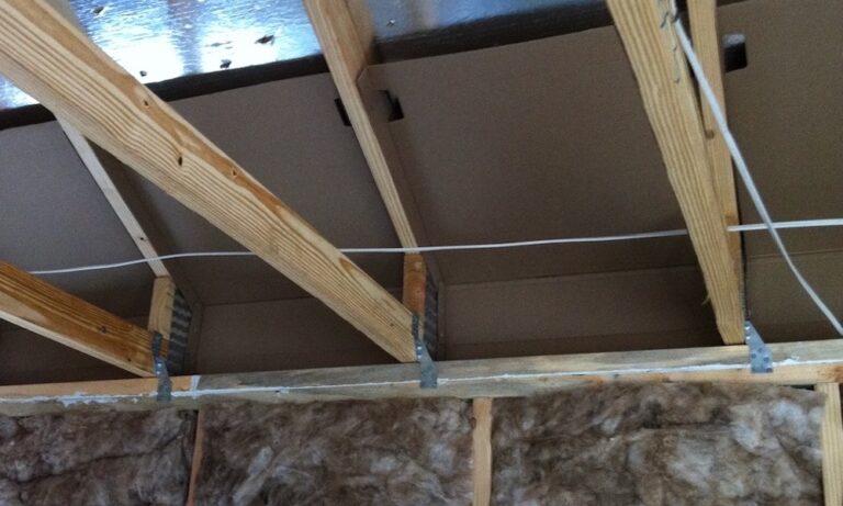 Raised-heel roof trusses with venting baffles installed properly ...